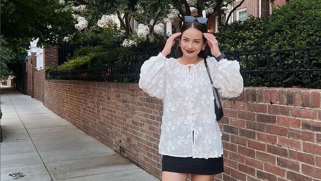 Enzy Storia Akhirnya Lulus Kuliah, Kini Ambil English Course di Amerika ...