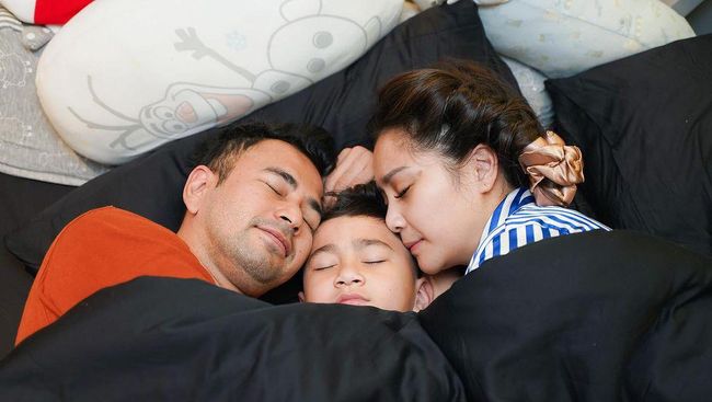 Perbedaan reaksi Raffi Ahmad dan Nagita Slavina saat mengetahui Rafathar dipukul teman sekolah.