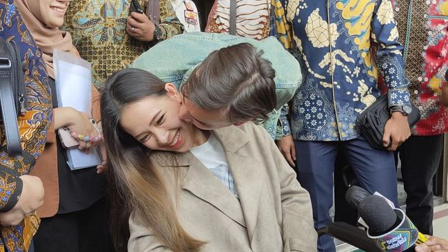 Gagal Cerai, 7 Potret Rendy Kjaernett Cium Mesra Lady Nayoan Sepakat Rujuk