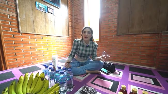 Ashanty Kena Sentil usai Salat Tanpa Mukena di Rumah Mulan Jameela Ashanty Kena Sentil usai Salat Tanpa Mukena di Rumah Mulan Jameela