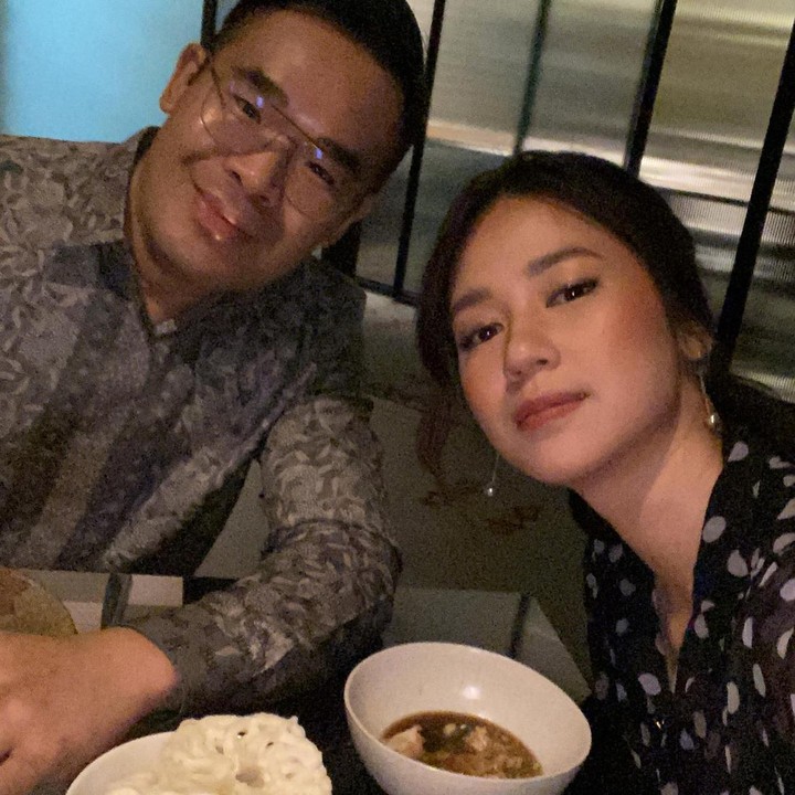 7 Potret Laura Basuki Bersama Suami dan Anak yang Jarang Tersorot - Foto 1 7 Potret Laura Basuki Bersama Suami dan Anak yang Jarang Tersorot - Foto 1
