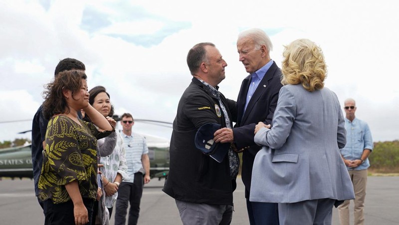 Penampakan Biden 'Turun Gunung' Atasi Kebakaran Hutan Hawaii - Foto 3