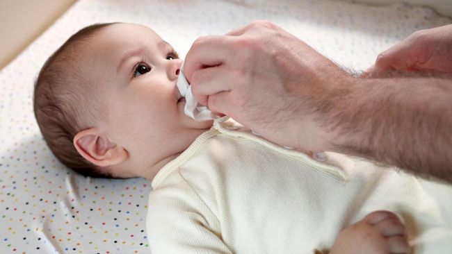 Pertolongan Pertama Bayi Tersedak ASI dan Keluar dari Hidungnya