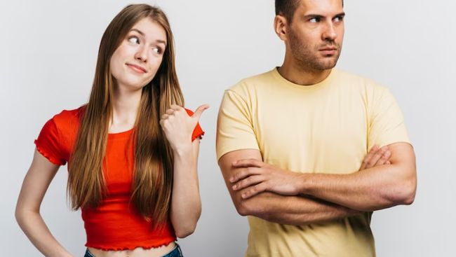 5 Tanda Gebetan Sedang Cemburu, Coba Lebih Peka!