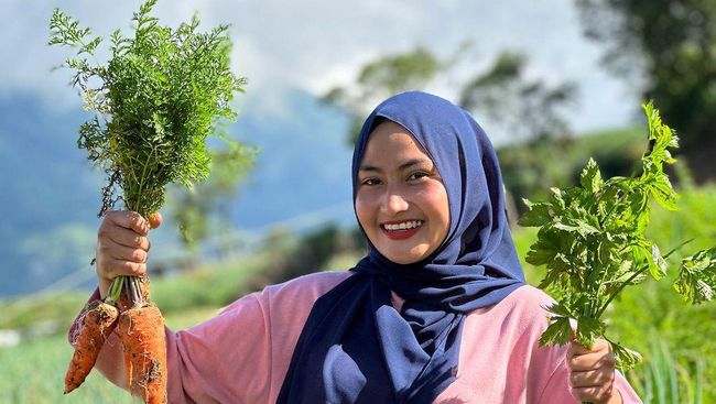 7 Potret Terbaru Novi Listiana Eks Pedangdut yang Kini Jadi Petani ...