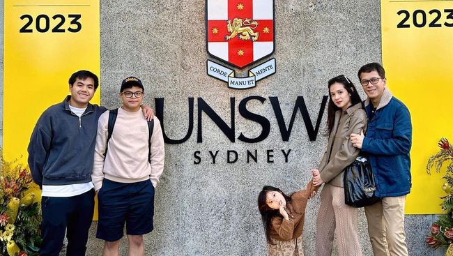 5 Potret Terbaru Gista Putri Antar Anak Sambung Kuliah di Sydney, Baper ...