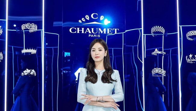 Anggun dan Elegan! Simak 7 Potret Song Hye Kyo Saat Menghadiri Boutique ...