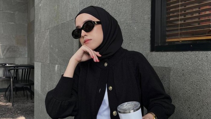 Inspirasi Outfit Monokrom Simpel ala Amalia Elle Biar OOTD Hangout Makin Kece