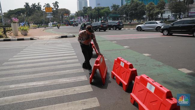Ada Demo Buruh, Kawasan Patung Kuda Ditutup Total - Foto 2
