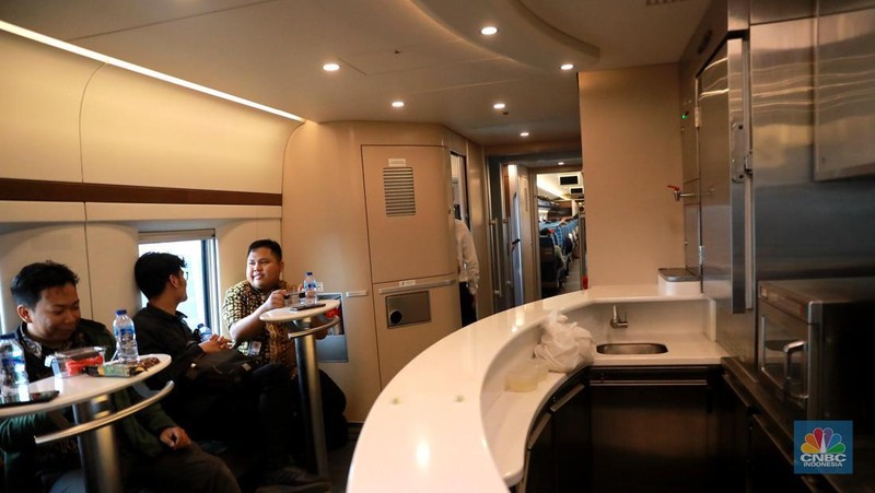 Penampakan Wah Interior Kereta Cepat JKT-BDG, Ada Mini Bar - Foto 2