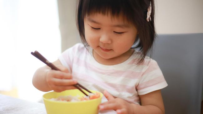 Panduan Cara Memakai Sumpit yang Benar ala Orang Korea, Mudah Ajarkan ...