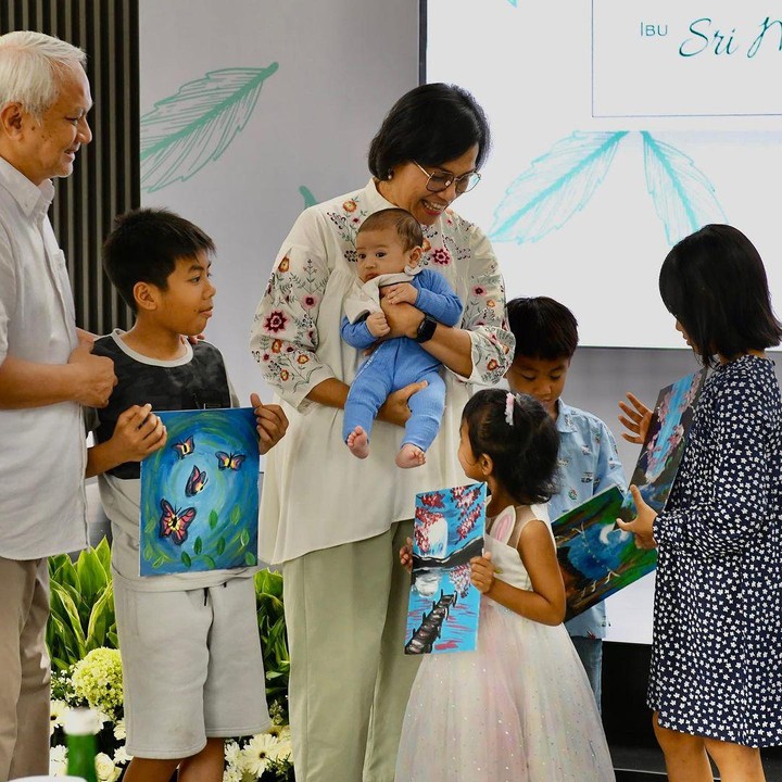 7 Potret Menteri Sri Mulyani Mengasuh Cucu-cucunya, Terbaru Gendong dan ... 7 Potret Menteri Sri Mulyani Mengasuh Cucu-cucunya, Terbaru Gendong dan ...