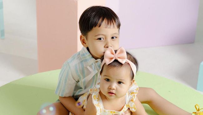 Penuh Kasih Sayang, Ini 7 Momen Kedekatan Arrasya Anak Tasya Kamila Bareng Adik - Foto 1