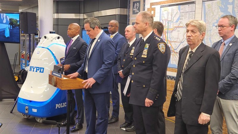Potret Robocop Polisi Stasiun Kereta New York