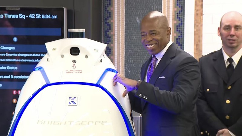Potret Robocop Polisi Stasiun Kereta New York