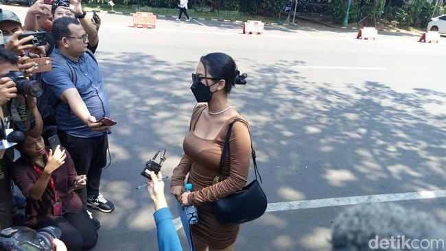 Pakaian Siskaeee ke polisi disorot karena terlalu seksi.