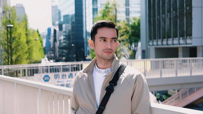 7 Potret Omar Daniel Pemeran Gus Birru di Film Hati Suhita, Tontonan ...