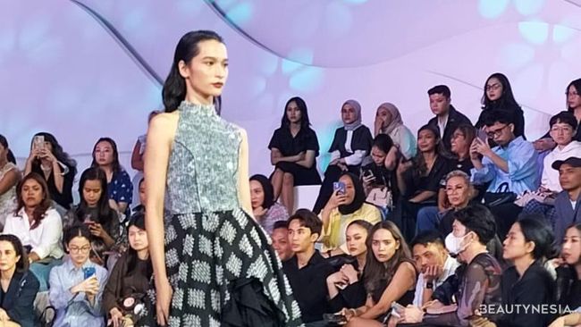 Potret Koleksi 'Magma' Adrie Basuki di Artisan A La Mode Fashion Nation ...