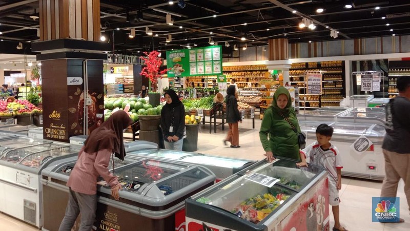 Potret Warga Berburu Elektronik di Transmart Full Day Sale