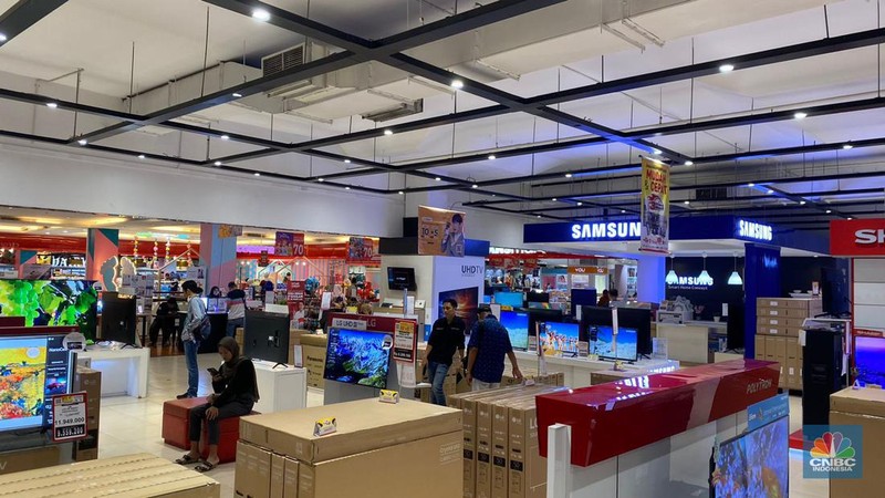 Potret Warga Berburu Elektronik di Transmart Full Day Sale