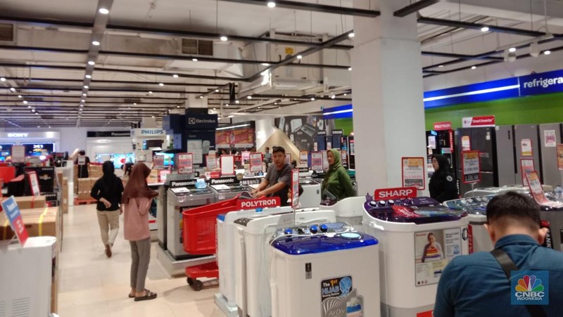 Potret Warga Berburu Elektronik di Transmart Full Day Sale