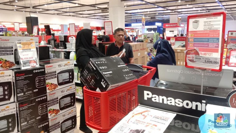 Potret Warga Berburu Elektronik di Transmart Full Day Sale