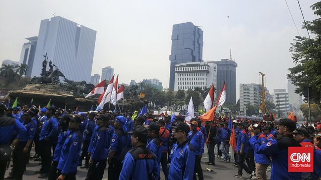 Massa Buruh Demo UU Ciptaker Tak Bisa ke MK, Tertahan di Patung Kuda Massa Buruh Demo UU Ciptaker Tak Bisa ke MK, Tertahan di Patung Kuda