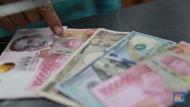 Rupiah Turun ke Level Rp15.630 Meski Dana Asing Banjiri Pasar RI