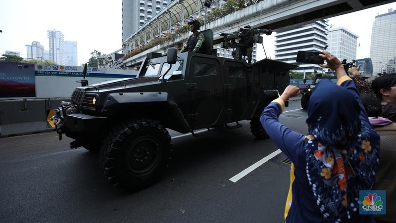 Riuh Gemuruh Warga Jakarta Saat Parade Alutsista Militer - Foto 2