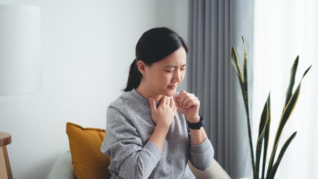 Perbedaan Radang Tenggorokan Akibat Virus VS Bakteri, Bagaimana Gejalanya?