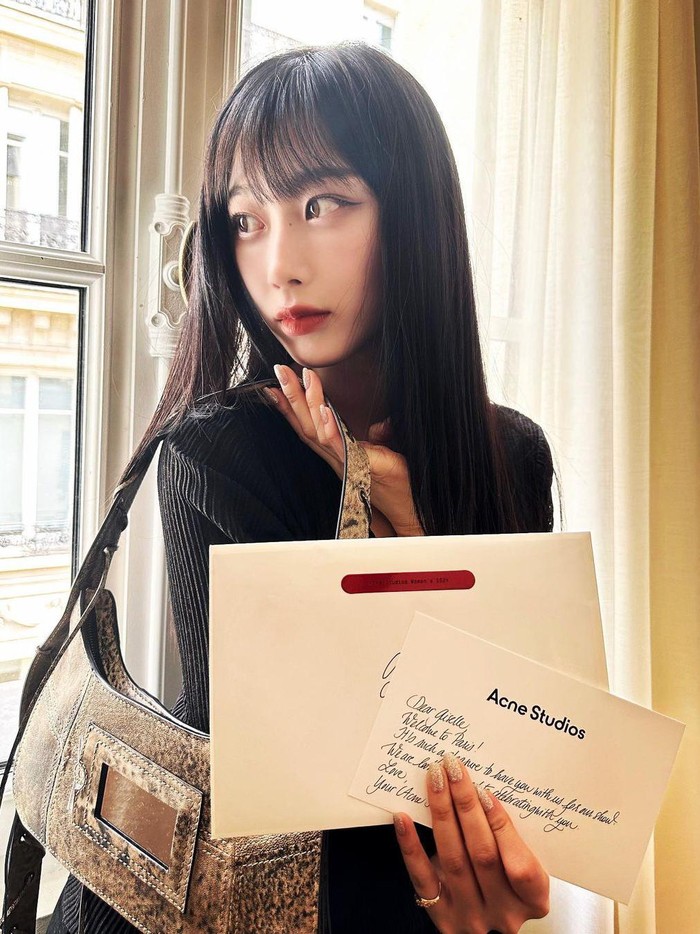 Potret Idol K-Pop yang Tampil Cantik dengan Poni Depan, Menawan Semua ...