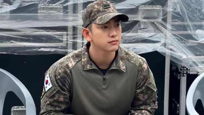 Potret terbaru Jinyoung GOT7 yang sedang wajib militer.
