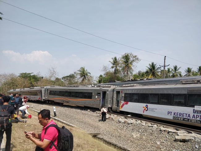 Perjalanan Kereta Terganggu Efek Kecelakaan KA Semeru & Wilis