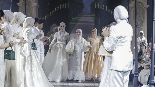 12 Tahun Berkarya, Ayu Dyah Andari Tampilkan 47 Looks di Fashion Show ...