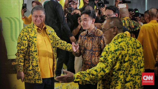 Airlangga Ajak Ribuan Kader di Jateng Lakukan Yel-yel 'Gibran-Golkar' Airlangga Ajak Ribuan Kader di Jateng Lakukan Yel-yel 'Gibran-Golkar'