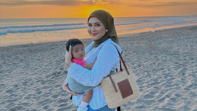 7 Potret Gemas Baby Aisha Anak Kesha Ratuliu, Ada Foto Pertama Kali ...