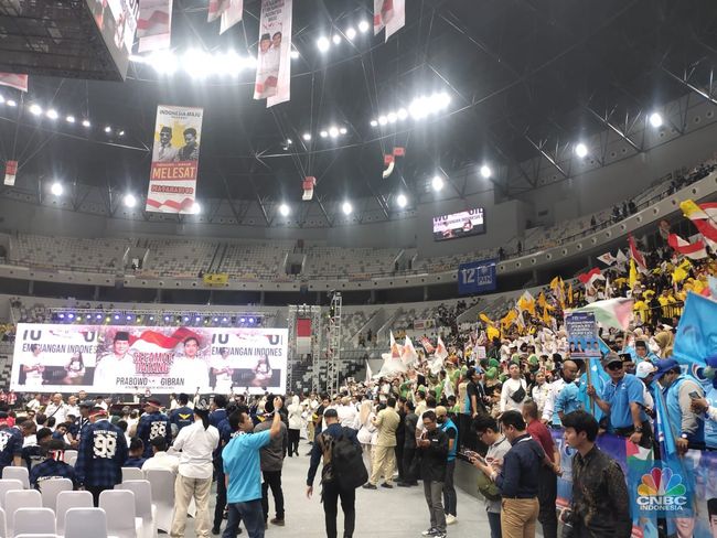 Pendukung Prabowo-Gibran Penuhi Indonesia Arena GBK