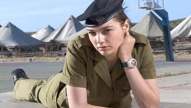 7 Foto Lawas Gal Gadot Sempat Ikut Kontes Kecantikan & Jadi Tentara Israel