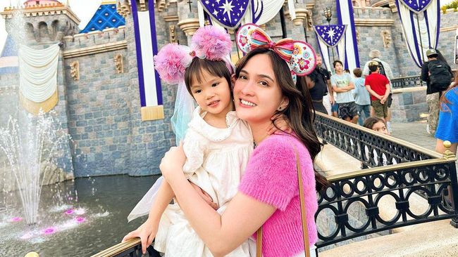 7 Potret OOTD Claire Anak Shandy Aulia saat Keliling Dunia, Terbaru ...