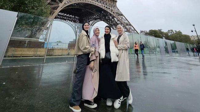 7 Potret Keseruan Natasha Rizky Bersama Tiga Bestie Liburan ke Paris ...