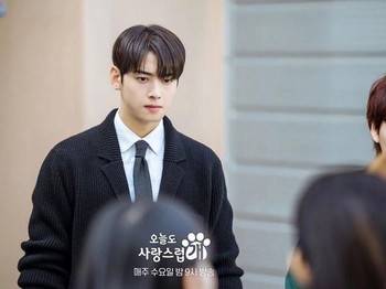 Penuh Pesona! Simak Potret Cha Eun Woo sebagai Guru Tampan di Drakor A Good Day to be a Dog - Foto 1