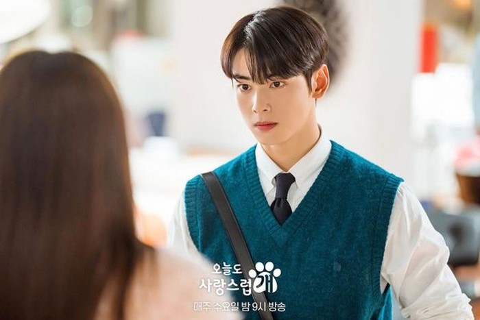 Penuh Pesona! Simak Potret Cha Eun Woo sebagai Guru Tampan di Drakor A Good Day to be a Dog - Foto 1