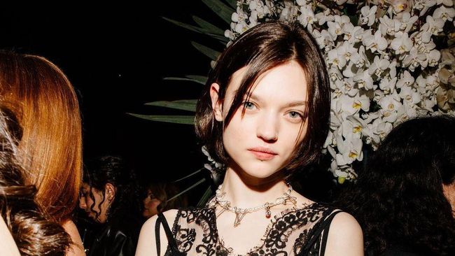 3 Fakta Pasha Harulia, Model di MV Jungkook BTS 'Standing Next to You ...