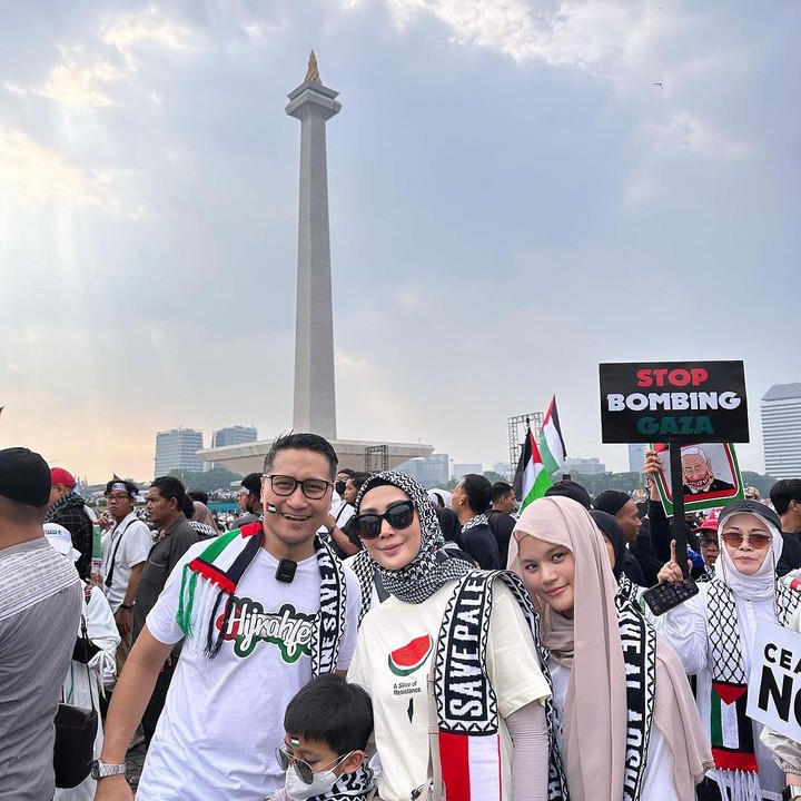 Potret Pesohor Ikut Aksi Bela Palestina di Monas, Dinda Hauw hingga ... Potret Pesohor Ikut Aksi Bela Palestina di Monas, Dinda Hauw hingga ...