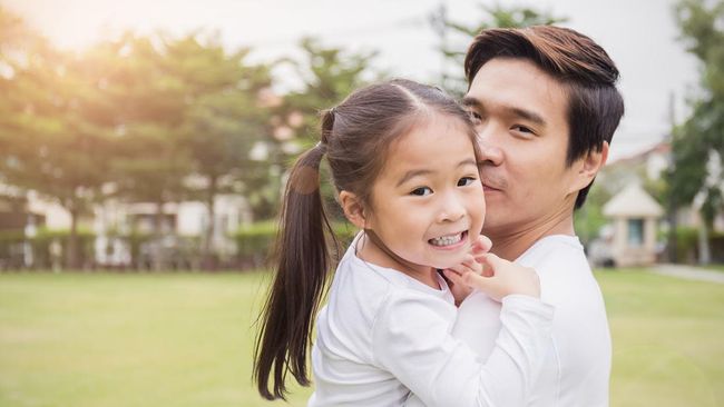 Sampai Kapan Ayah Boleh Memangku Anak Perempuannya? Ini Kata Praktisi Psikologi Anak
