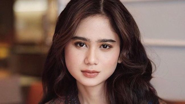 7 Potret Tissa Biani Jadi Adik Dian Sastrowardoyo di Gadis Kretek ...