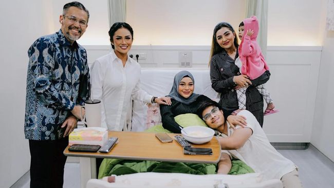 7 Potret Momen Aurel Melahirkan Anak Kedua, Keluarga Besar Menemani di RS - Foto 1
