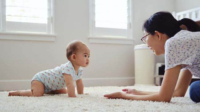 5 Cara Stimulasi agar Bayi Cepat Merangkak dan Duduk Sendiri
