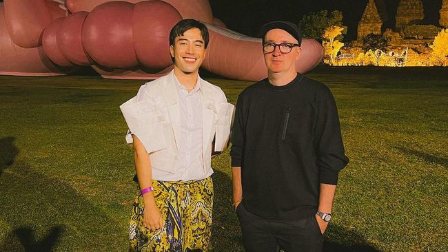 5 Artis Pria yang Keren Berkain Buat Inspirasi Outfit Pacarmu