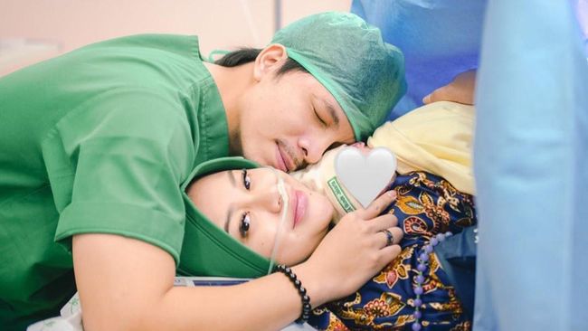 5 Seleb yang Melahirkan di Tanggal Cantik, Begini Momen Haru Mereka!